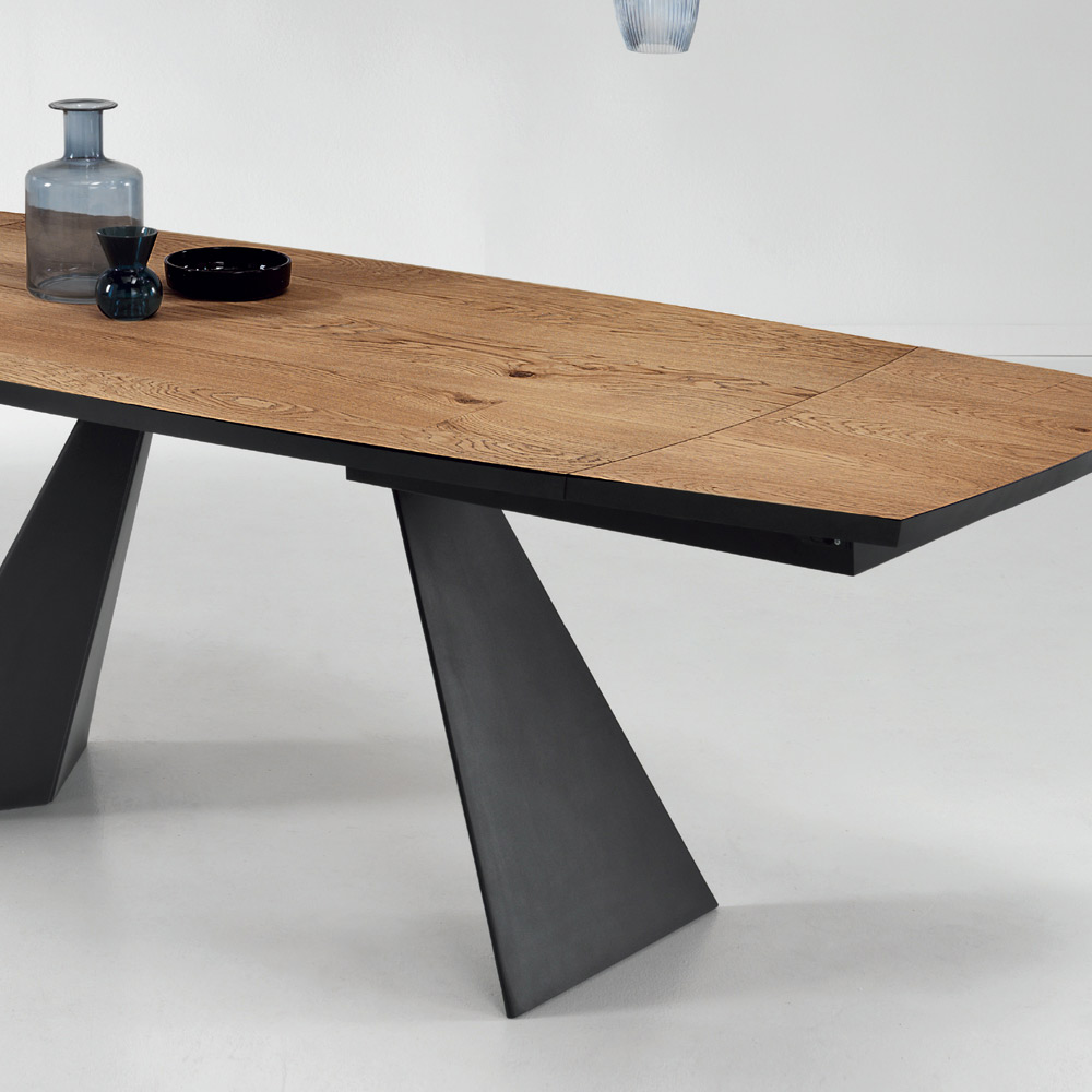 Masa extensibila din stejar furniruit si metal negru