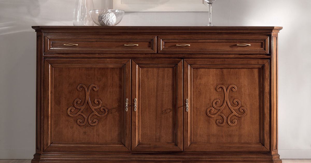 Comoda din lemn patinat finisaj nuc cu decor de crin