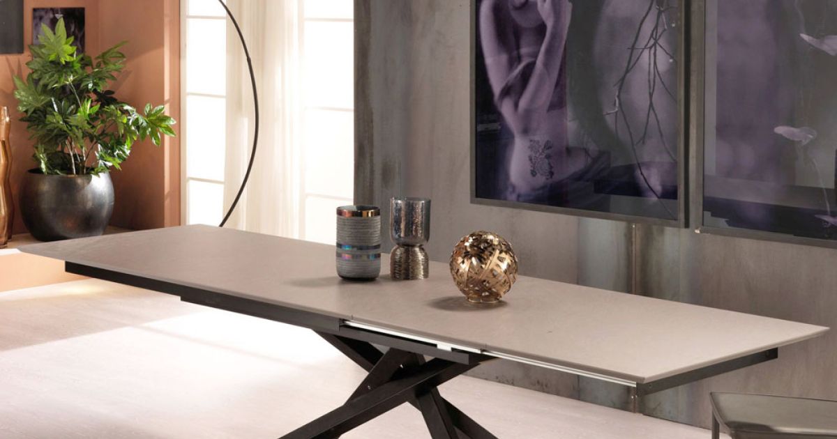 Masa moderna extensibila cu picioare metalice, Lucera